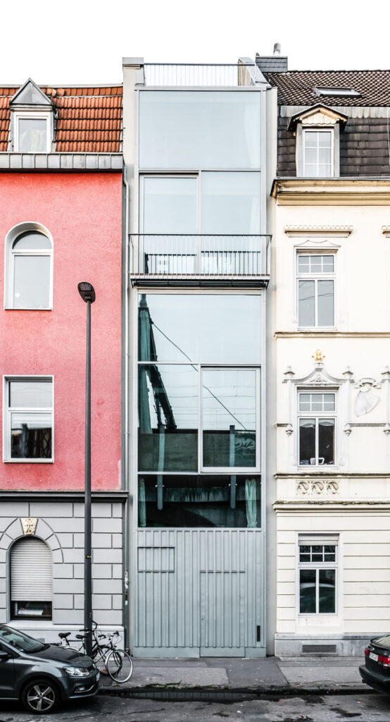 A House in Cologne Packs Living, Work, and Gallery Space Into an Ultra ...