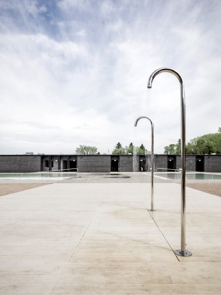 This Minimalist Public Pool Creates Its Own Water-Filtering Ecosystem ...