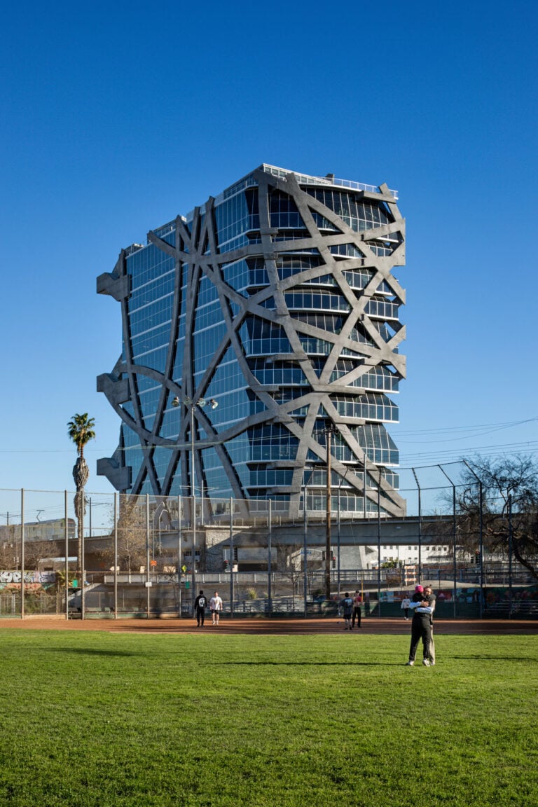 Eric Owen Moss Architects’ (W)rapper Building Rises in Los Angeles