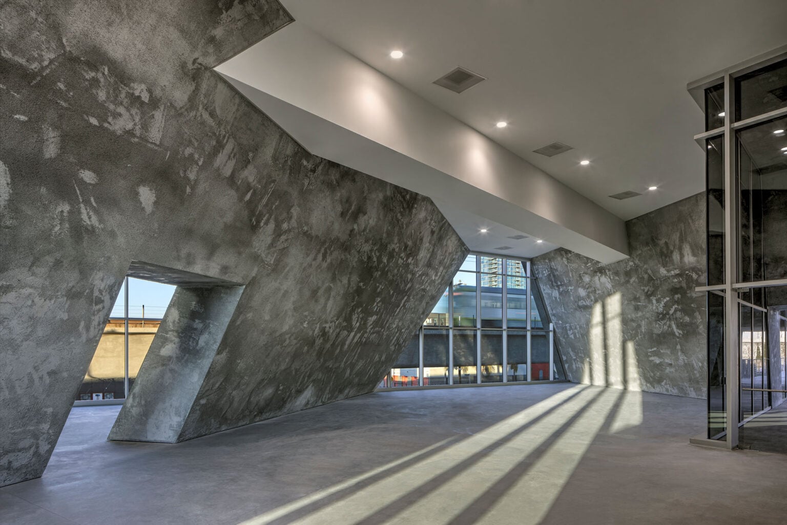 Eric Owen Moss Architects’ (W)rapper Building Rises in Los Angeles